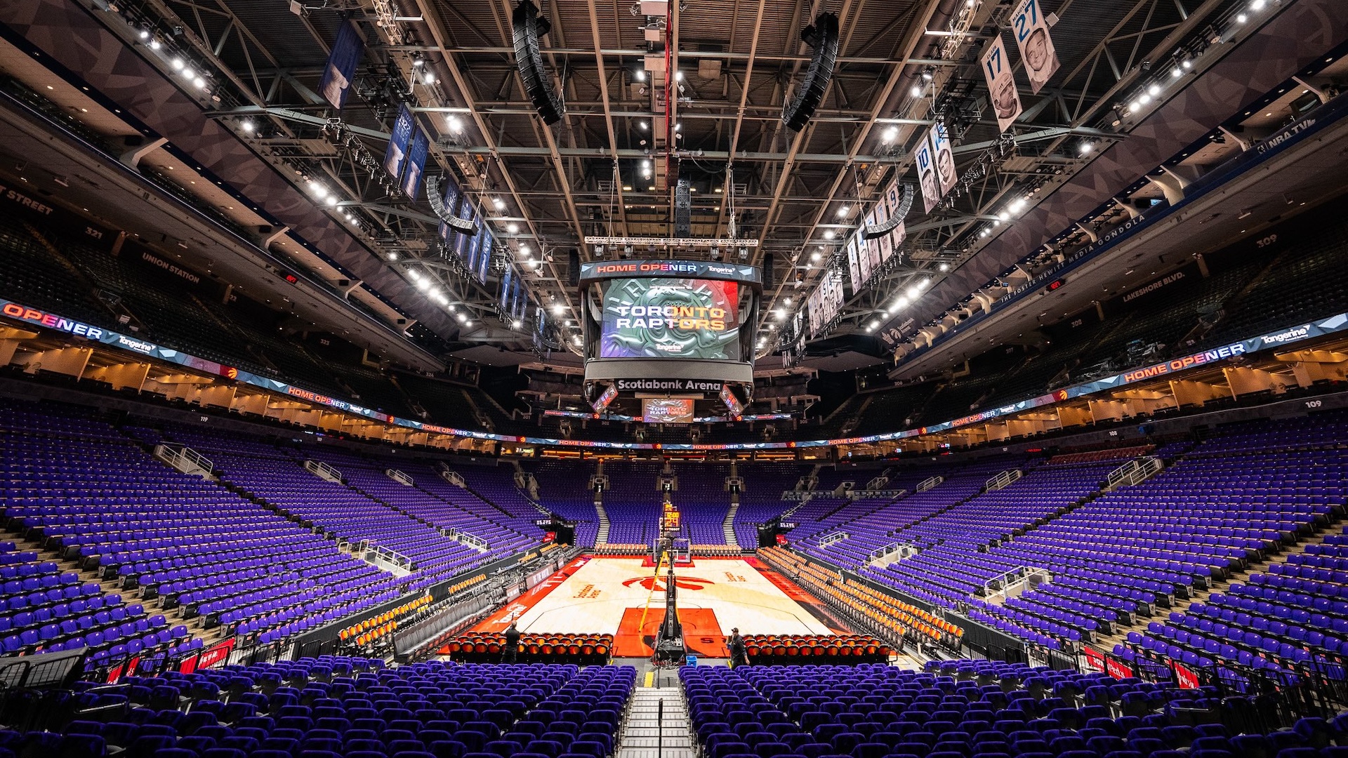 Fans can now get an exclusive tour of the Leafs and Raptors locker rooms